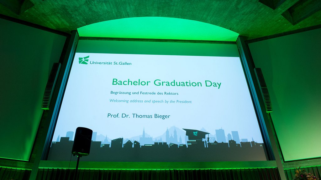 328 Bachelor-Diplome überreicht